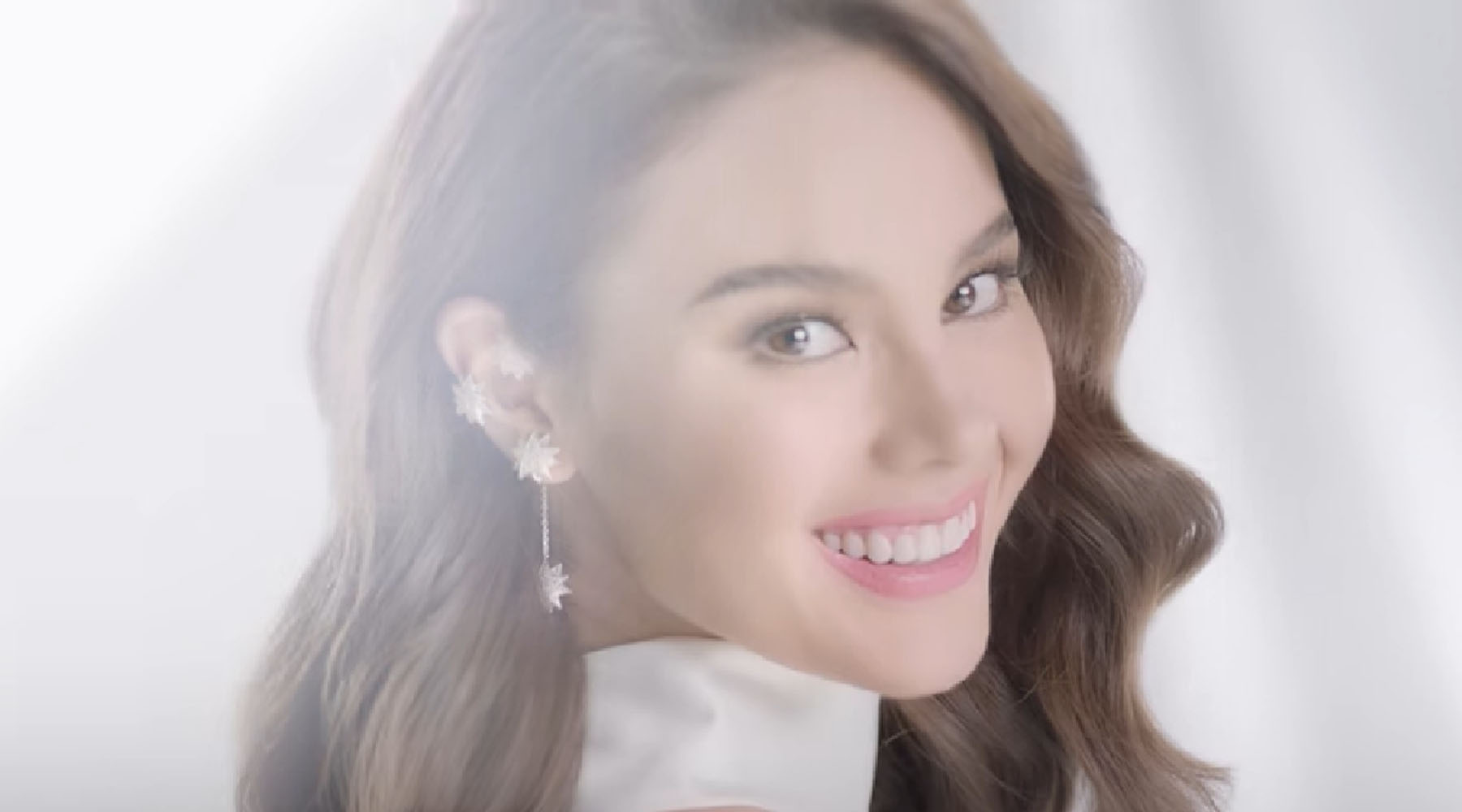 See Miss Universe 2018 Catriona Gray and Jollibee Show Off the Best ...