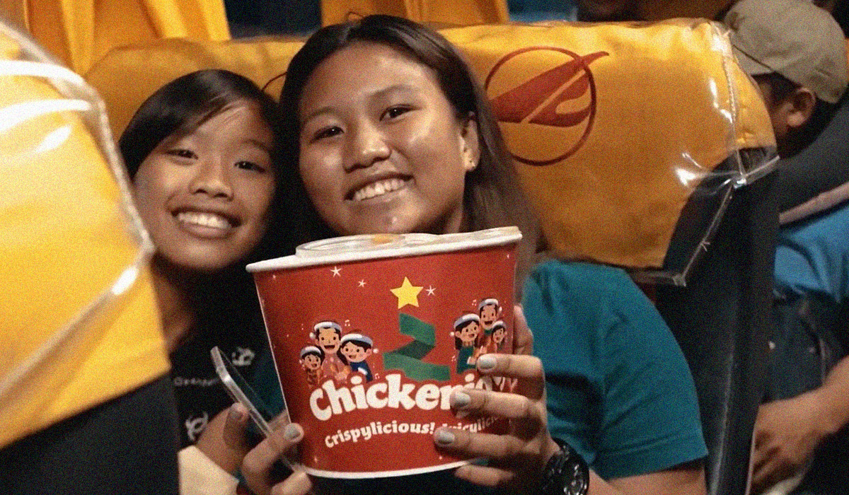WATCH: Holiday Commuters Get Heartwarming Surprise from Jollibee - Rank ...