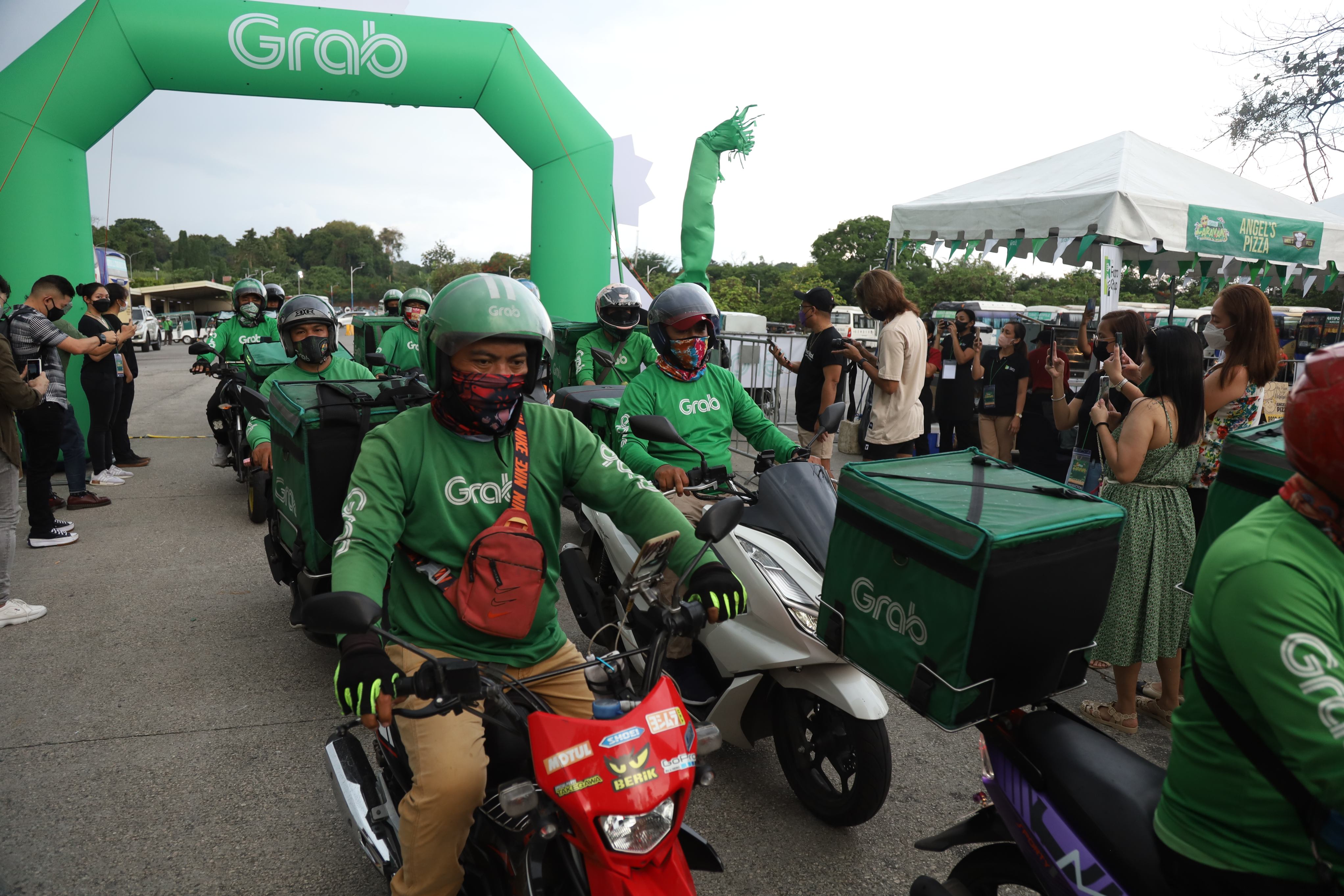 Grab-Driver-Caravan-and-Onlookers-1 – RANK MAGAZINE