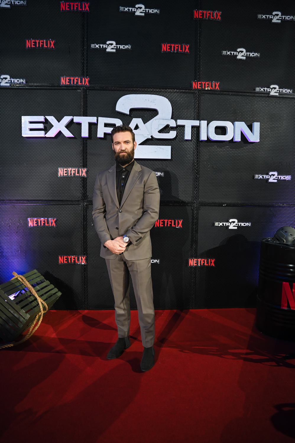Chris Hemsworth Brings Fans to a Frenzy in Manila Premiere of Netflix ...