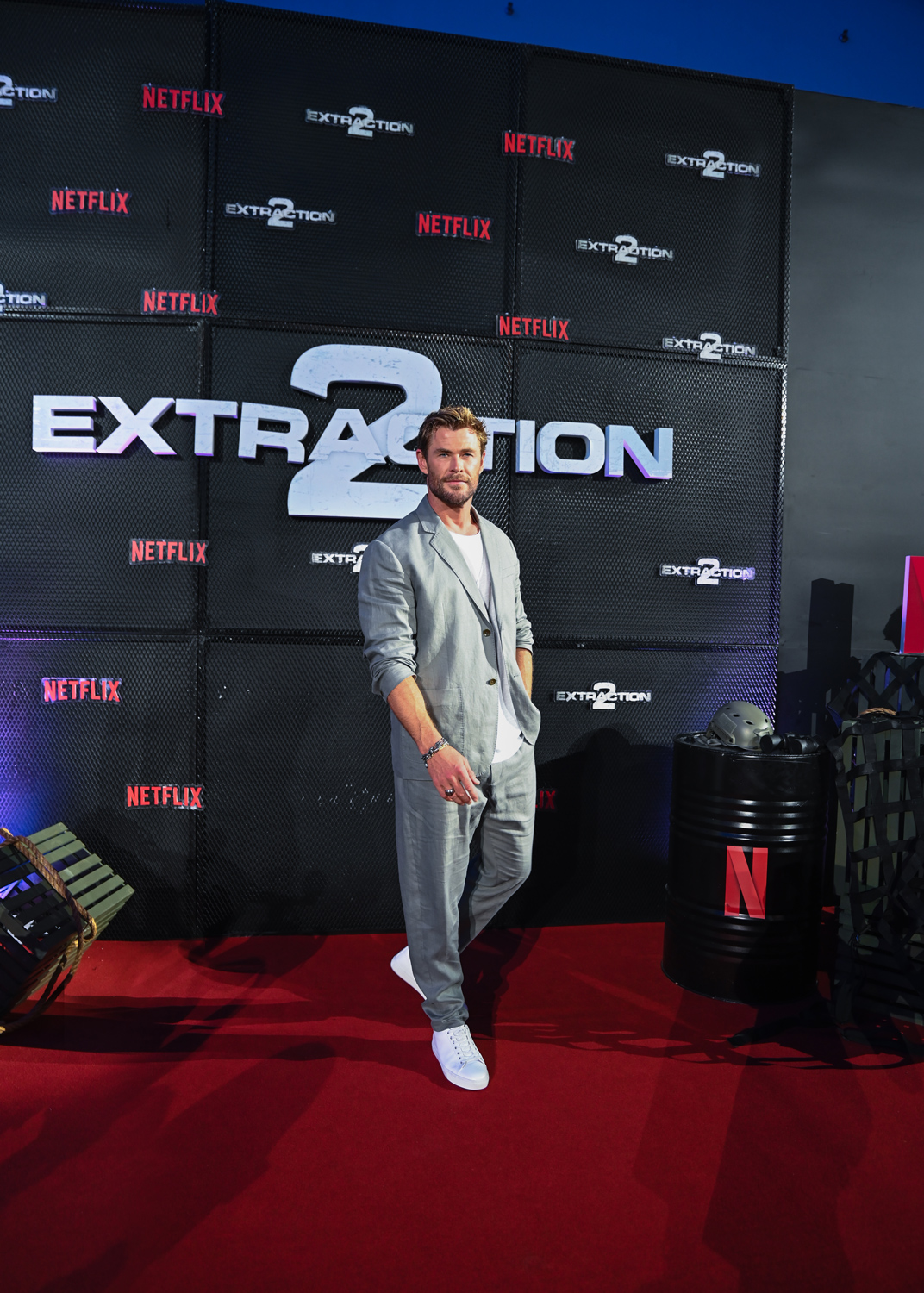 Chris Hemsworth Brings Fans to a Frenzy in Manila Premiere of Netflix ...